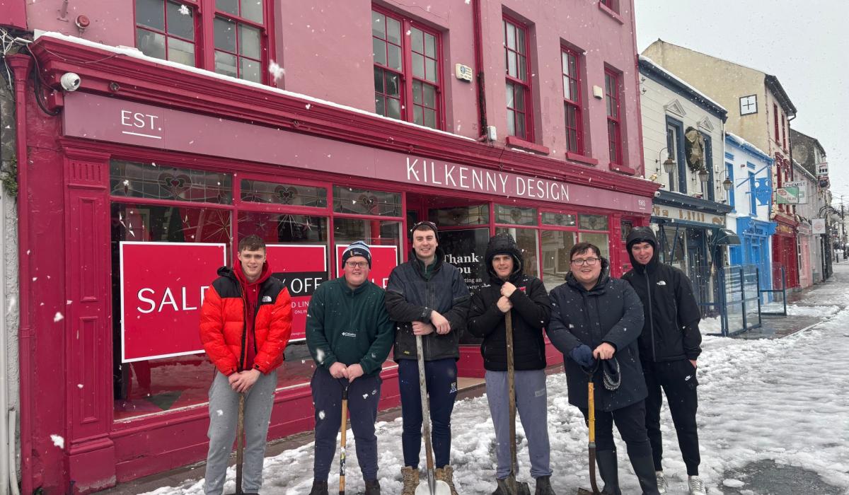 UPDATE: Tipperary councillor helps locals to clear snow from footpaths ...