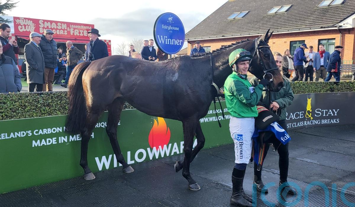 ‘Mustard’ Impaire Et Passe delights on Fairyhouse fencing bow ...